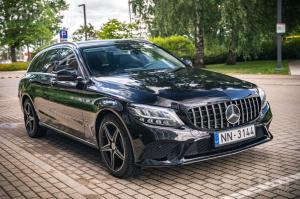 Black Mercedes-Benz C 200 2019 in Riga, with an engine capacity of 1.60 L and mileage of 185 thousand km for 14990 €, photo 4 on AUTOMOTO.COM.LV