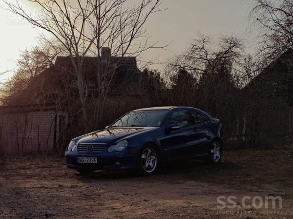 Синий Мерседес Ц 200 2001 в Кулдига, объемом двигателя 2.00 л и пробегом 308 тыс. км за 800 €, фото 1 на AUTOMOTO.COM.LV