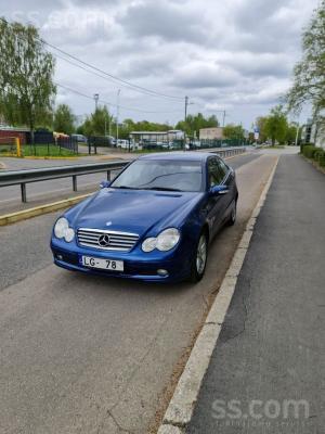 Синий Мерседес Ц 200 2004 в Рига, объемом двигателя 2.00 л и пробегом 158 тыс. км за 3500 €, фото  на AUTOMOTO.COM.LV