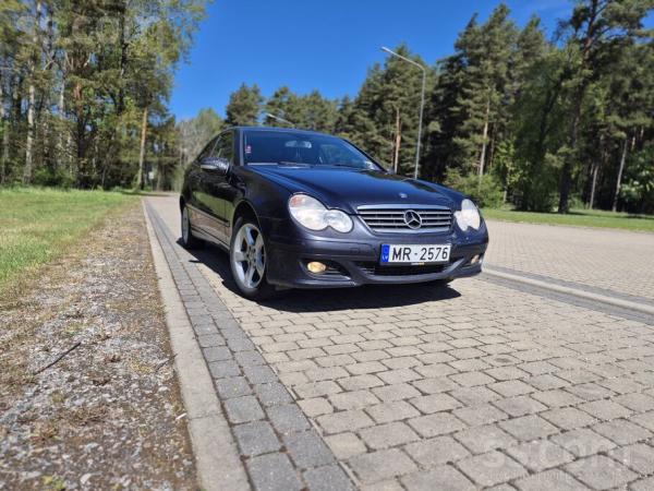 Blue Mercedes-Benz C 200 2005 in Ventspils, with an engine capacity of 2.00 L and mileage of 362 thousand km for 2100 €, photo 1 on AUTOMOTO.COM.LV
