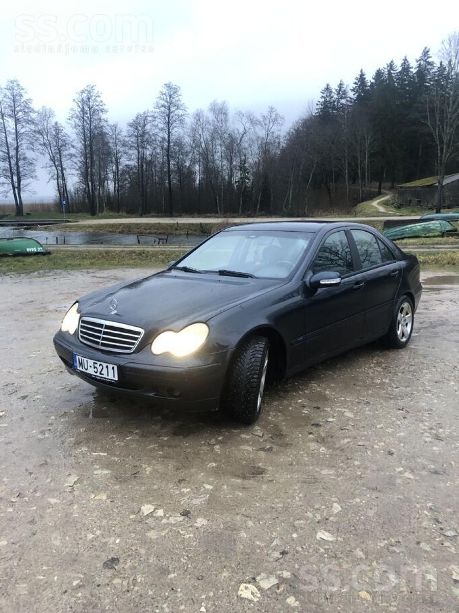 Zils Mercedes-Benz C 200 2004 Alūksne, ar dzinēja tilpumu 2.20 L un nobraukumu 370 tūkst. km par 1300 €, foto 1 vietnē AUTOMOTO.COM.LV