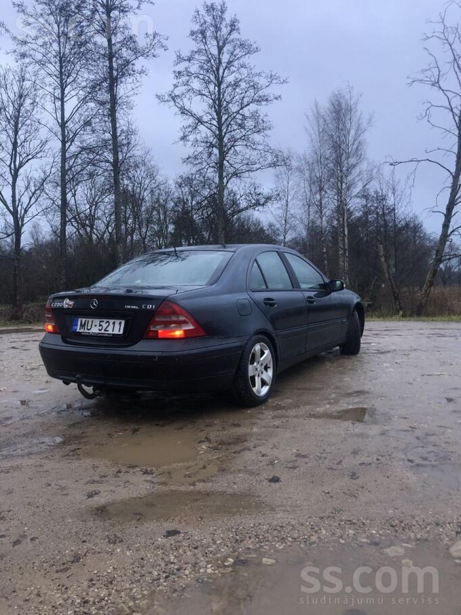 Zils Mercedes-Benz C 200 2004 Alūksne, ar dzinēja tilpumu 2.20 L un nobraukumu 370 tūkst. km par 1300 €, foto 3 vietnē AUTOMOTO.COM.LV