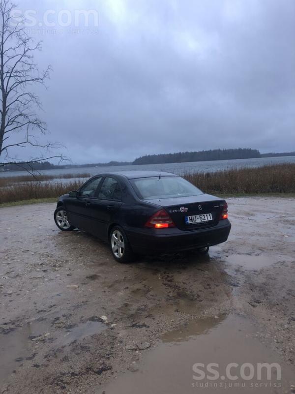 Blue Mercedes-Benz C 200 2004 in Aluksne, with an engine capacity of 2.20 L and mileage of 370 thousand km for 1300 €, photo 4 on AUTOMOTO.COM.LV