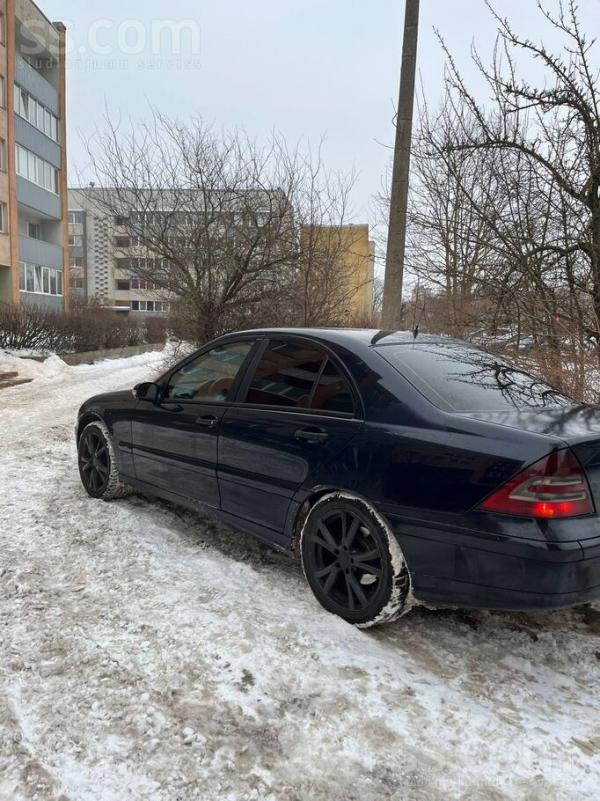 Zils Mercedes-Benz C 200 2004 Liepāja, ar dzinēja tilpumu 2.20 L un nobraukumu 309 tūkst. km par 1690 €, foto 3 vietnē AUTOMOTO.COM.LV