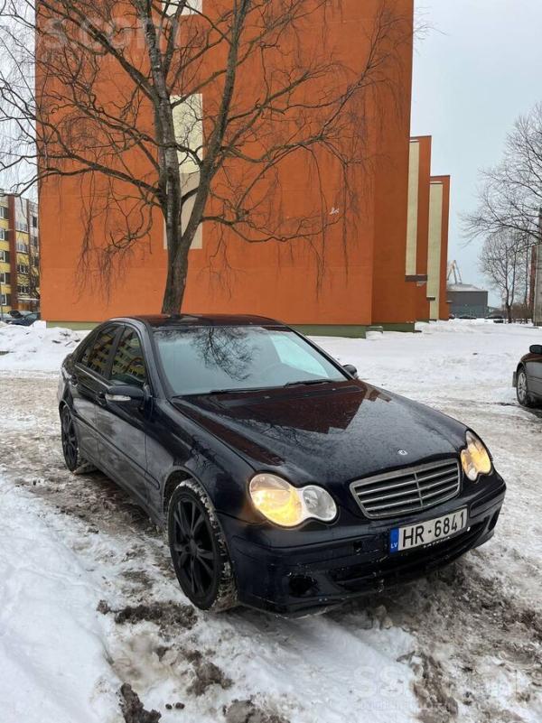 Blue Mercedes-Benz C 200 2004 in Liepaja, with an engine capacity of 2.20 L and mileage of 309 thousand km for 1690 €, photo 2 on AUTOMOTO.COM.LV