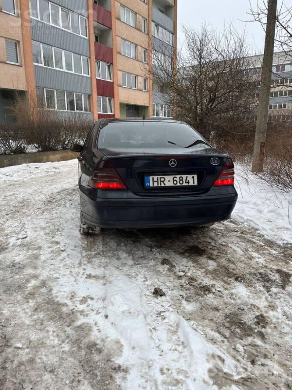 Blue Mercedes-Benz C 200 2004 in Liepaja, with an engine capacity of 2.20 L and mileage of 309 thousand km for 1690 €, photo 4 on AUTOMOTO.COM.LV