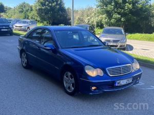 Zils Mercedes-Benz C 200 2004 Rīga, ar dzinēja tilpumu 2.20 L un nobraukumu 330 tūkst. km par 1370 €, foto  vietnē AUTOMOTO.COM.LV