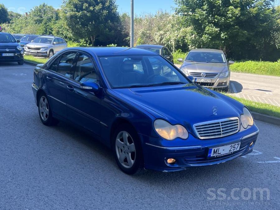 Zils Mercedes-Benz C 200 2004 Rīga, ar dzinēja tilpumu 2.20 L un nobraukumu 330 tūkst. km par 1370 €, foto 1 vietnē AUTOMOTO.COM.LV