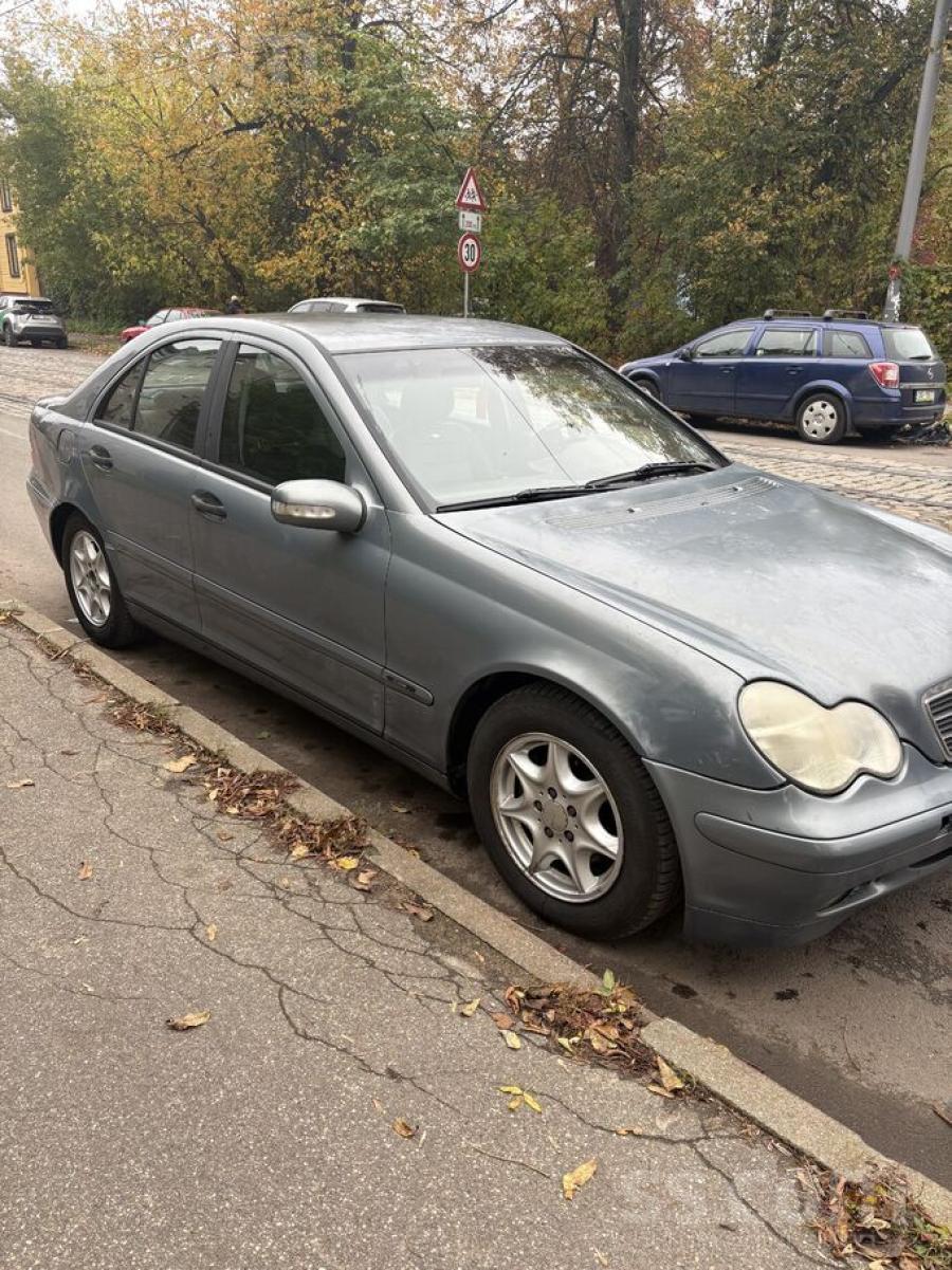 Zils Mercedes-Benz C 200 2004 Rīga, ar dzinēja tilpumu 2.20 L un nobraukumu 342 tūkst. km par 1450 €, foto 5 vietnē AUTOMOTO.COM.LV