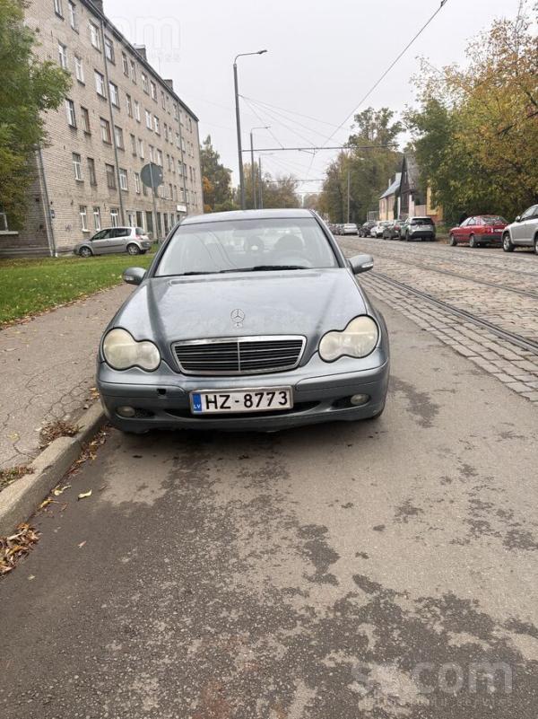 Zils Mercedes-Benz C 200 2004 Rīga, ar dzinēja tilpumu 2.20 L un nobraukumu 342 tūkst. km par 1450 €, foto 1 vietnē AUTOMOTO.COM.LV