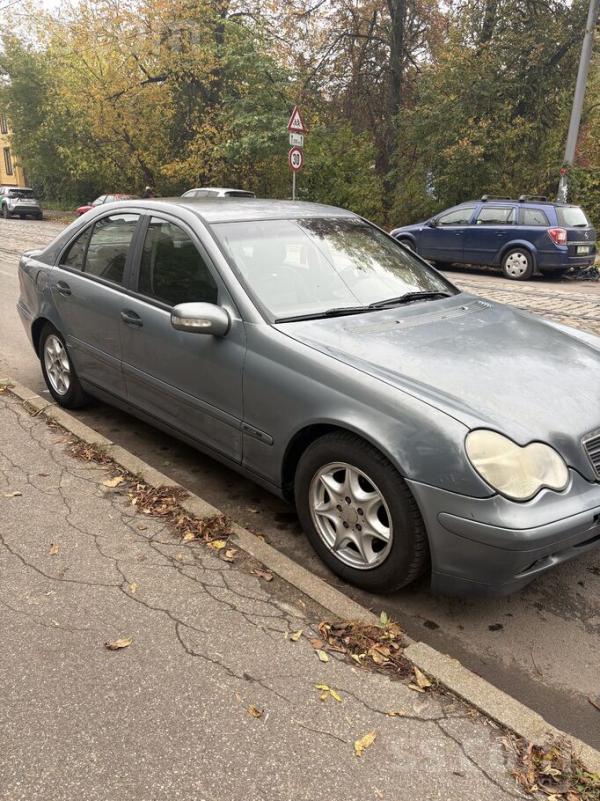 Zils Mercedes-Benz C 200 2004 Rīga, ar dzinēja tilpumu 2.20 L un nobraukumu 342 tūkst. km par 1450 €, foto 5 vietnē AUTOMOTO.COM.LV