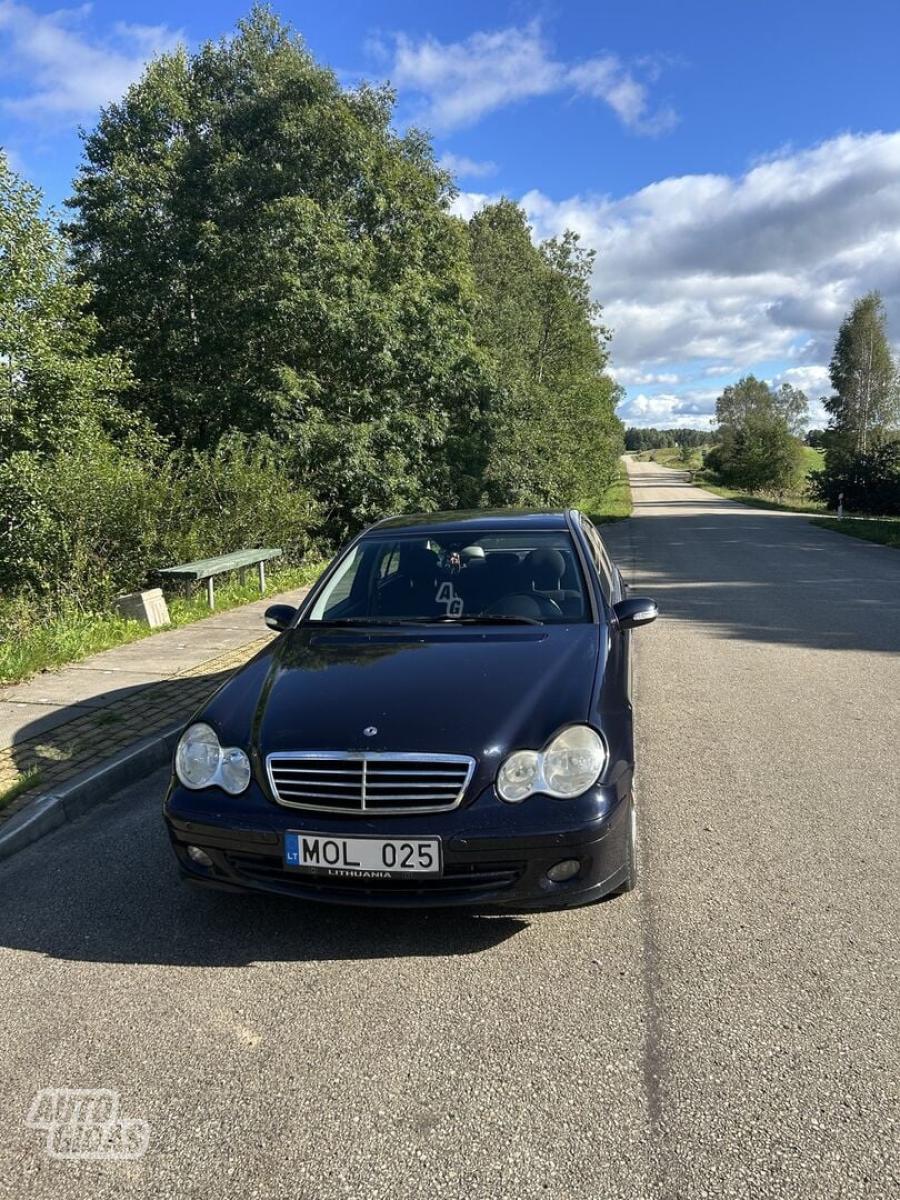 Zils Mercedes-Benz C 200 2004 Viļņa, ar dzinēja tilpumu 2.00 L un nobraukumu 445 tūkst. km par 1500 €, foto 1 vietnē AUTOMOTO.COM.LV