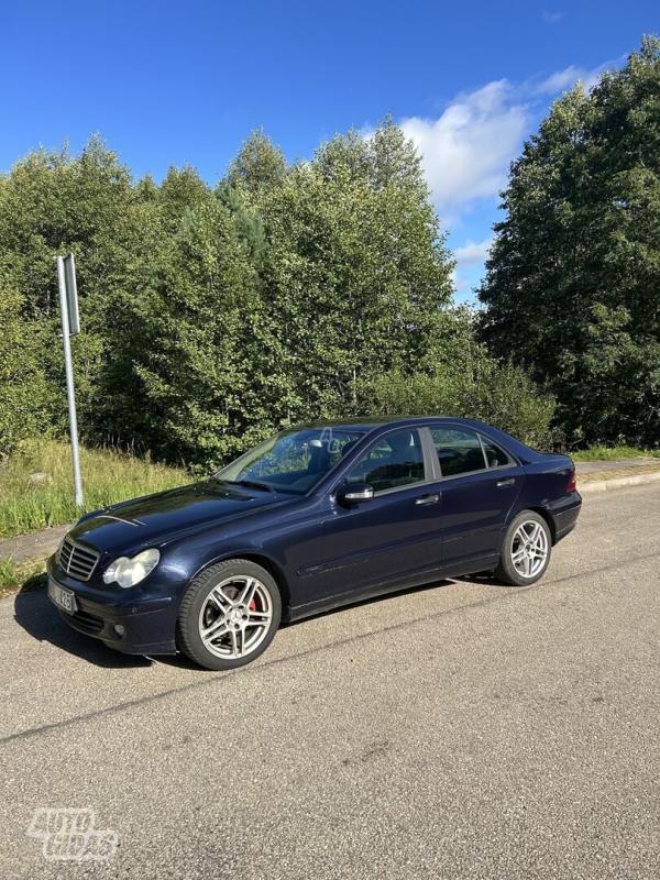 Blue Mercedes-Benz C 200 2004 in Vilnius, with an engine capacity of 2.00 L and mileage of 445 thousand km for 1500 €, photo 3 on AUTOMOTO.COM.LV