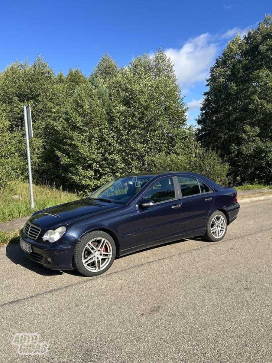 Zils Mercedes-Benz C 200 2004 Viļņa, ar dzinēja tilpumu 2.00 L un nobraukumu 445 tūkst. km par 1500 €, foto 3 vietnē AUTOMOTO.COM.LV