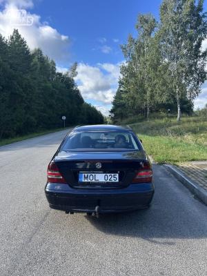 Zils Mercedes-Benz C 200 2004 Viļņa, ar dzinēja tilpumu 2.00 L un nobraukumu 445 tūkst. km par 1500 €, foto 5 vietnē AUTOMOTO.COM.LV