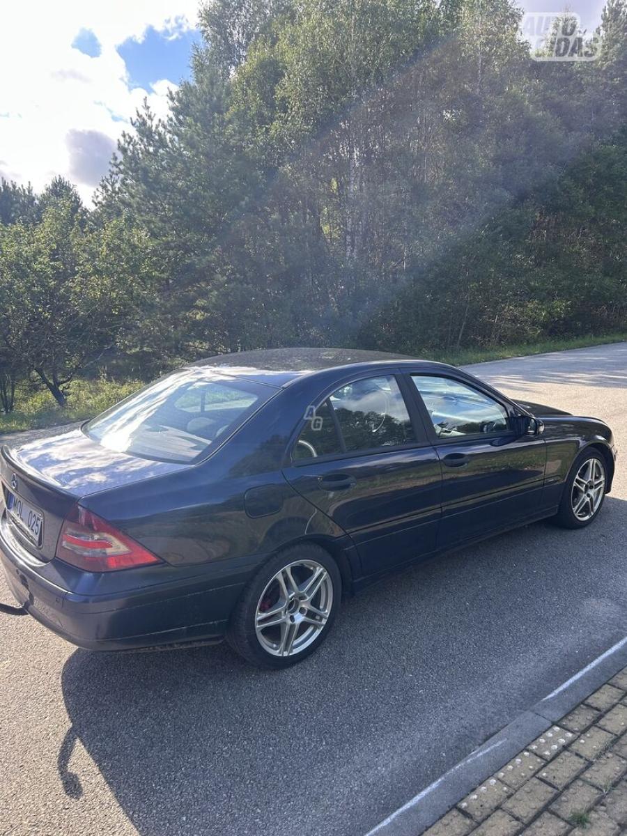 Zils Mercedes-Benz C 200 2004 Viļņa, ar dzinēja tilpumu 2.00 L un nobraukumu 445 tūkst. km par 1500 €, foto 6 vietnē AUTOMOTO.COM.LV