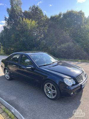 Zils Mercedes-Benz C 200 2004 Viļņa, ar dzinēja tilpumu 2.00 L un nobraukumu 445 tūkst. km par 1500 €, foto 7 vietnē AUTOMOTO.COM.LV