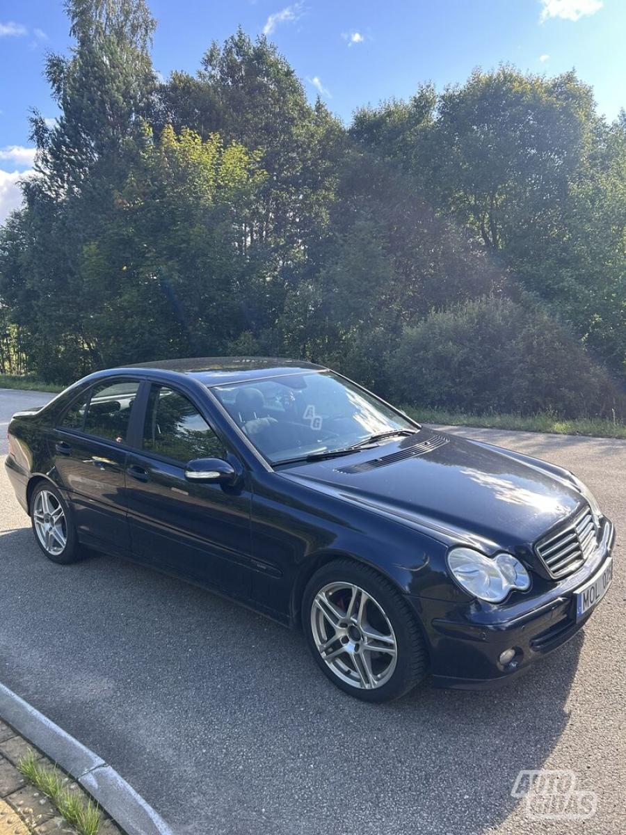 Zils Mercedes-Benz C 200 2004 Viļņa, ar dzinēja tilpumu 2.00 L un nobraukumu 445 tūkst. km par 1500 €, foto 7 vietnē AUTOMOTO.COM.LV