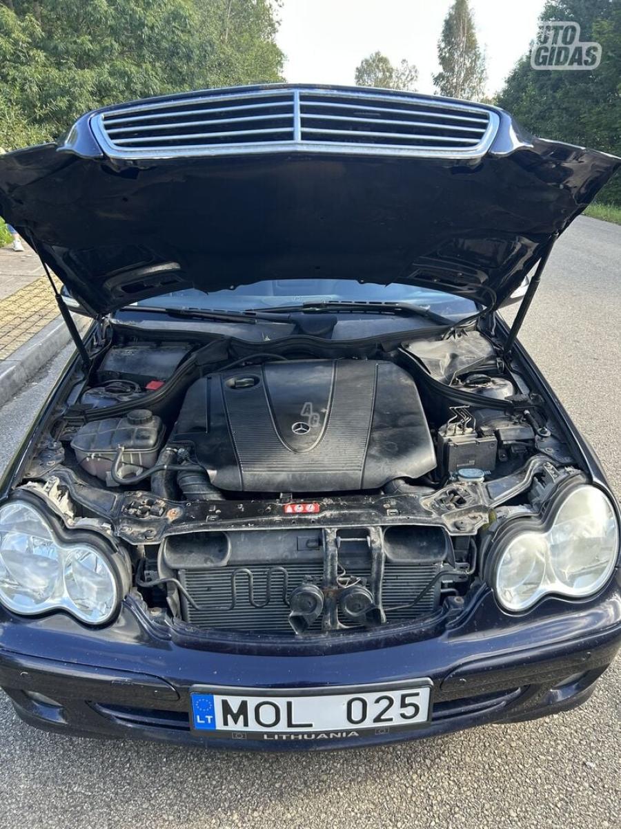 Zils Mercedes-Benz C 200 2004 Viļņa, ar dzinēja tilpumu 2.00 L un nobraukumu 445 tūkst. km par 1500 €, foto 11 vietnē AUTOMOTO.COM.LV