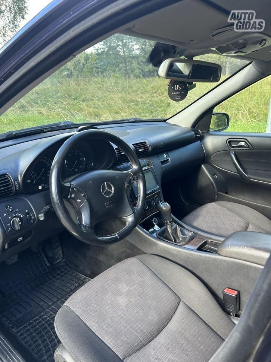 Zils Mercedes-Benz C 200 2004 Viļņa, ar dzinēja tilpumu 2.00 L un nobraukumu 445 tūkst. km par 1500 €, foto 12 vietnē AUTOMOTO.COM.LV