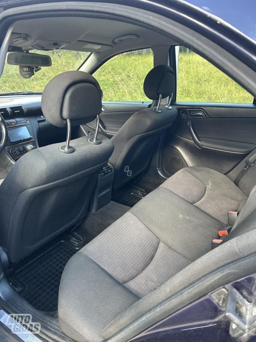 Zils Mercedes-Benz C 200 2004 Viļņa, ar dzinēja tilpumu 2.00 L un nobraukumu 445 tūkst. km par 1500 €, foto 13 vietnē AUTOMOTO.COM.LV
