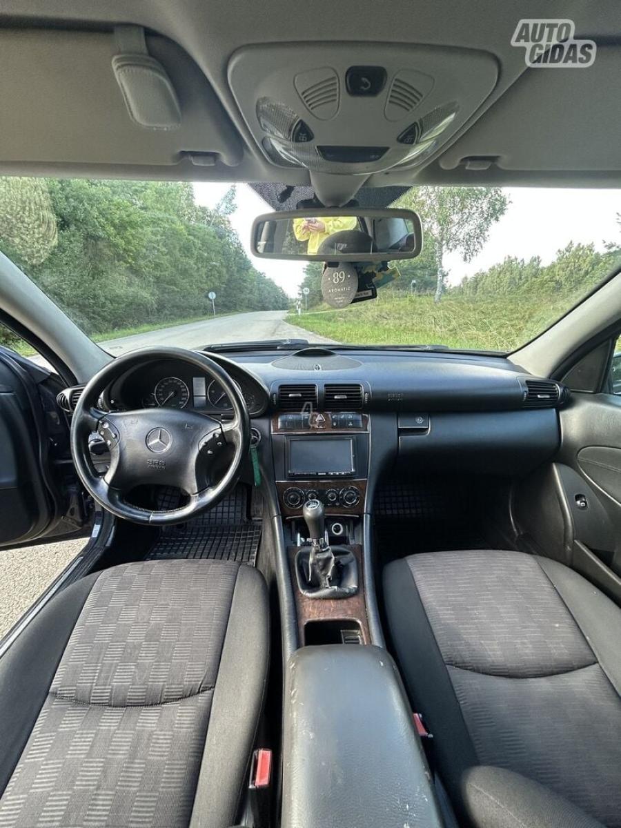 Zils Mercedes-Benz C 200 2004 Viļņa, ar dzinēja tilpumu 2.00 L un nobraukumu 445 tūkst. km par 1500 €, foto 14 vietnē AUTOMOTO.COM.LV