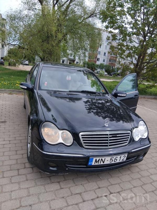 Синий Мерседес Ц 200 2005 в Рига, объемом двигателя 1.80 л и пробегом 330 тыс. км за 1600 €, фото 1 на AUTOMOTO.COM.LV