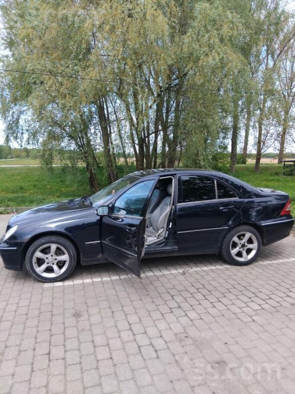 Синий Мерседес Ц 200 2005 в Рига, объемом двигателя 1.80 л и пробегом 330 тыс. км за 1600 €, фото 3 на AUTOMOTO.COM.LV