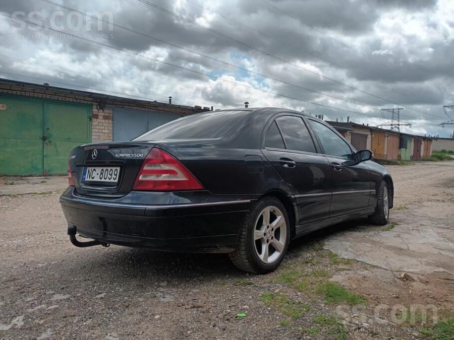 Zils Mercedes-Benz C 200 2005 Daugavpils, ar dzinēja tilpumu 1.80 L un nobraukumu 246 tūkst. km par 2900 €, foto 4 vietnē AUTOMOTO.COM.LV