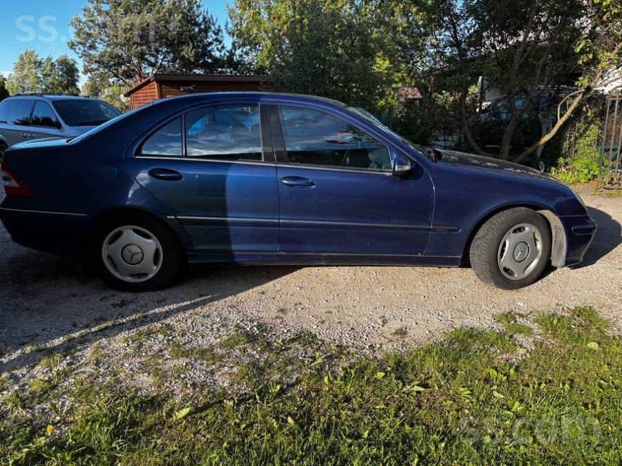Blue Mercedes-Benz C 200 2006 in Riga, with an engine capacity of 1.80 L and mileage of 207 thousand km for 1200 €, photo 5 on AUTOMOTO.COM.LV