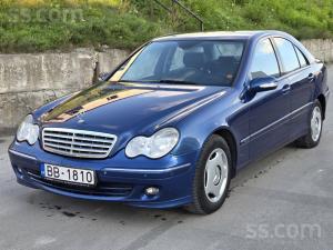 Синий Мерседес Ц 200 2006 в Рига, объемом двигателя 2.00 л и пробегом 0 тыс. км за 2400 €, фото  на AUTOMOTO.COM.LV