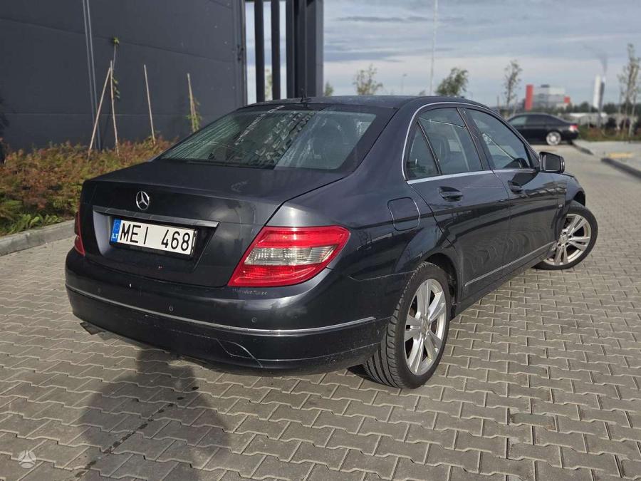 Zils Mercedes-Benz C 200 2009 Viļņa, ar dzinēja tilpumu 2.15 L un nobraukumu 266 tūkst. km par 4500 €, foto 4 vietnē AUTOMOTO.COM.LV