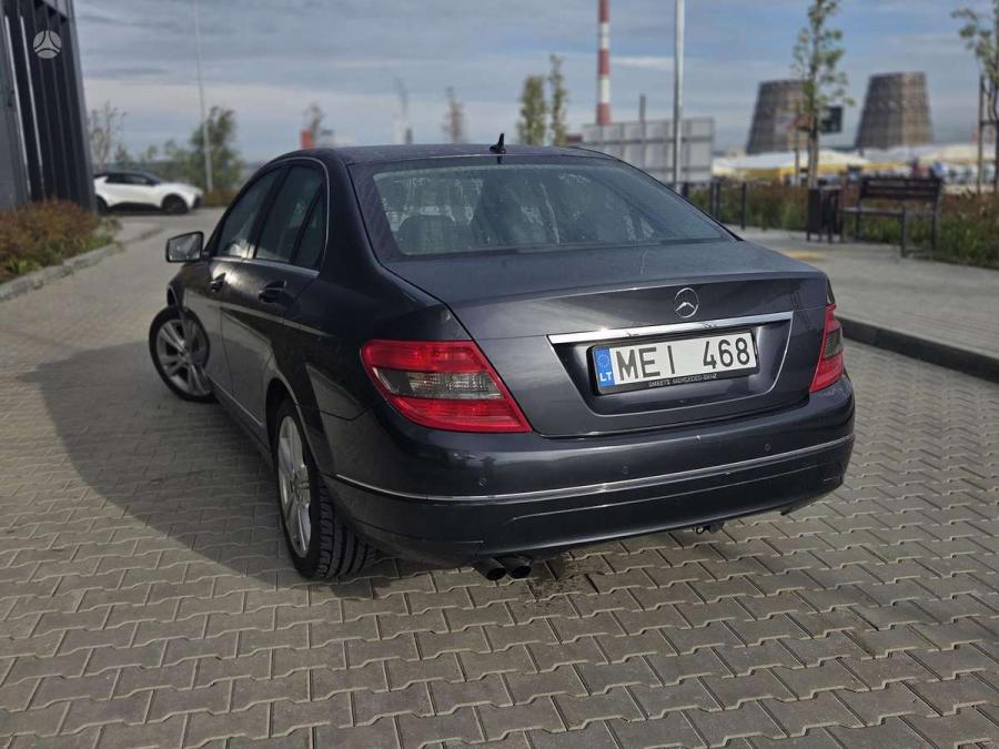 Zils Mercedes-Benz C 200 2009 Viļņa, ar dzinēja tilpumu 2.15 L un nobraukumu 266 tūkst. km par 4500 €, foto 5 vietnē AUTOMOTO.COM.LV