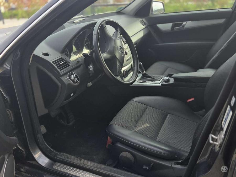Zils Mercedes-Benz C 200 2009 Viļņa, ar dzinēja tilpumu 2.15 L un nobraukumu 266 tūkst. km par 4500 €, foto 6 vietnē AUTOMOTO.COM.LV