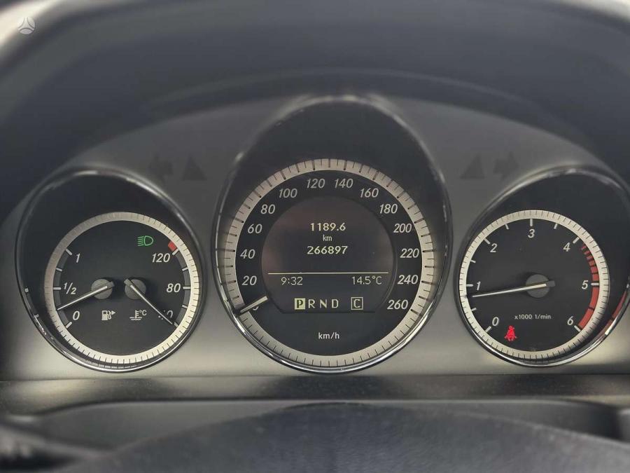 Zils Mercedes-Benz C 200 2009 Viļņa, ar dzinēja tilpumu 2.15 L un nobraukumu 266 tūkst. km par 4500 €, foto 7 vietnē AUTOMOTO.COM.LV