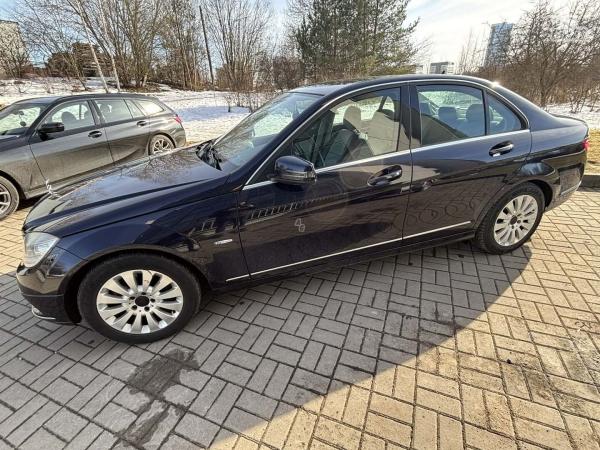 Zils Mercedes-Benz C 200 2010 Viļņa, ar dzinēja tilpumu 2.10 L un nobraukumu 273 tūkst. km par 4650 €, foto 3 vietnē AUTOMOTO.COM.LV