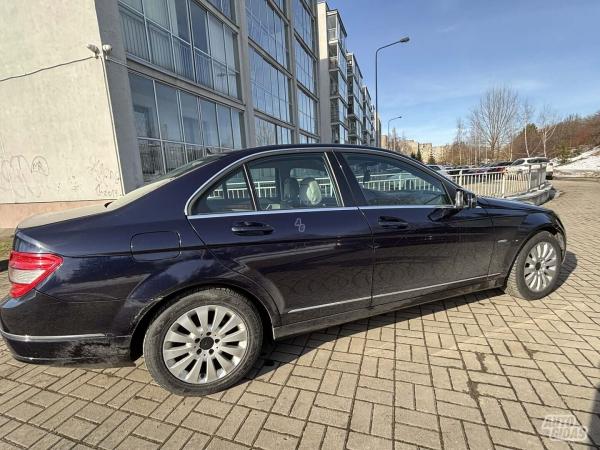 Zils Mercedes-Benz C 200 2010 Viļņa, ar dzinēja tilpumu 2.10 L un nobraukumu 273 tūkst. km par 4650 €, foto 4 vietnē AUTOMOTO.COM.LV