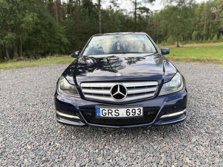 Zils Mercedes-Benz C 200 2011 Viļņa, ar dzinēja tilpumu 2.10 L un nobraukumu 251 tūkst. km par 4800 €, foto 1 vietnē AUTOMOTO.COM.LV