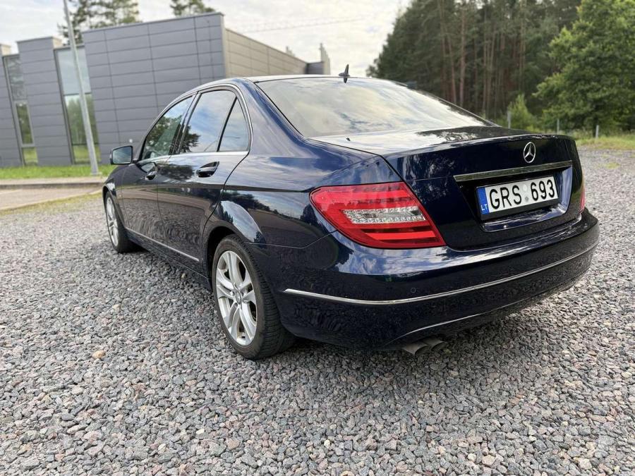Zils Mercedes-Benz C 200 2011 Viļņa, ar dzinēja tilpumu 2.10 L un nobraukumu 251 tūkst. km par 4800 €, foto 4 vietnē AUTOMOTO.COM.LV
