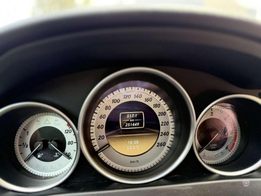 Zils Mercedes-Benz C 200 2011 Viļņa, ar dzinēja tilpumu 2.10 L un nobraukumu 251 tūkst. km par 4800 €, foto 12 vietnē AUTOMOTO.COM.LV