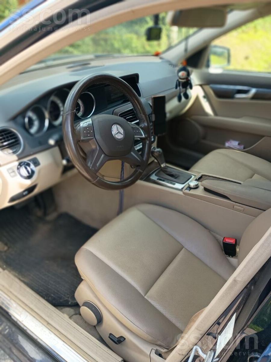 Blue Mercedes-Benz C 200 2012 in Riga, with an engine capacity of 2.10 L and mileage of 320 thousand km for 6200 €, photo 4 on AUTOMOTO.COM.LV