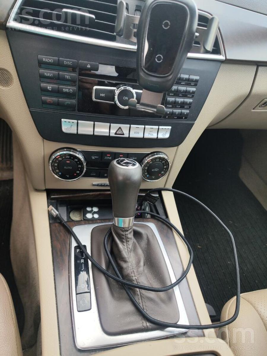 Blue Mercedes-Benz C 200 2012 in Riga, with an engine capacity of 2.10 L and mileage of 320 thousand km for 6200 €, photo 11 on AUTOMOTO.COM.LV