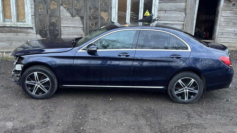 Blue Mercedes-Benz C 200 2018 in Jonava, with an engine capacity of 1.50 L and mileage of 170 thousand km for 8550 €, photo 4 on AUTOMOTO.COM.LV