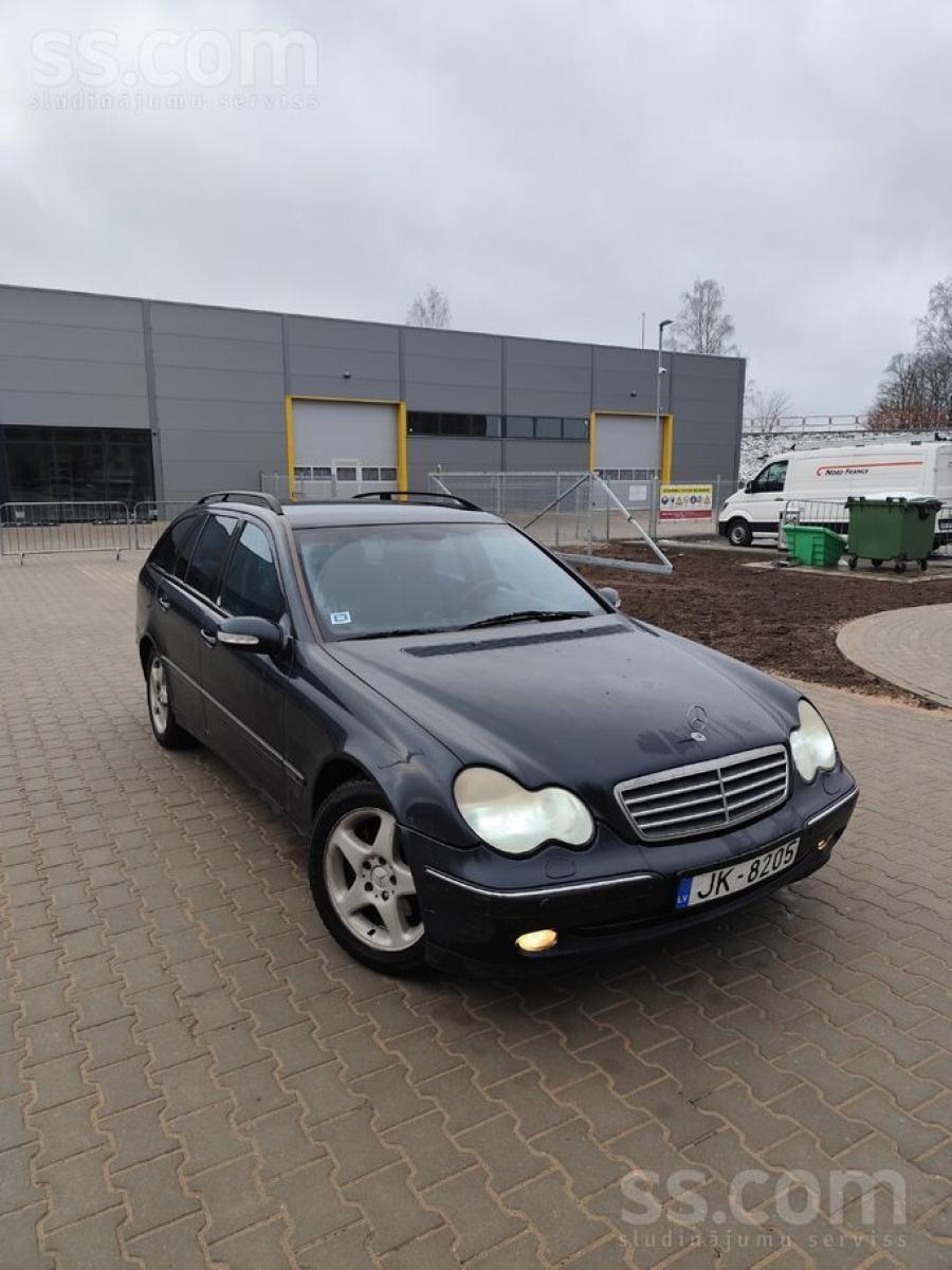 Blue Mercedes-Benz C 200 2001 in Jekabpils, with an engine capacity of 2.00 L and mileage of 380 thousand km for 4400 €, photo 1 on AUTOMOTO.COM.LV