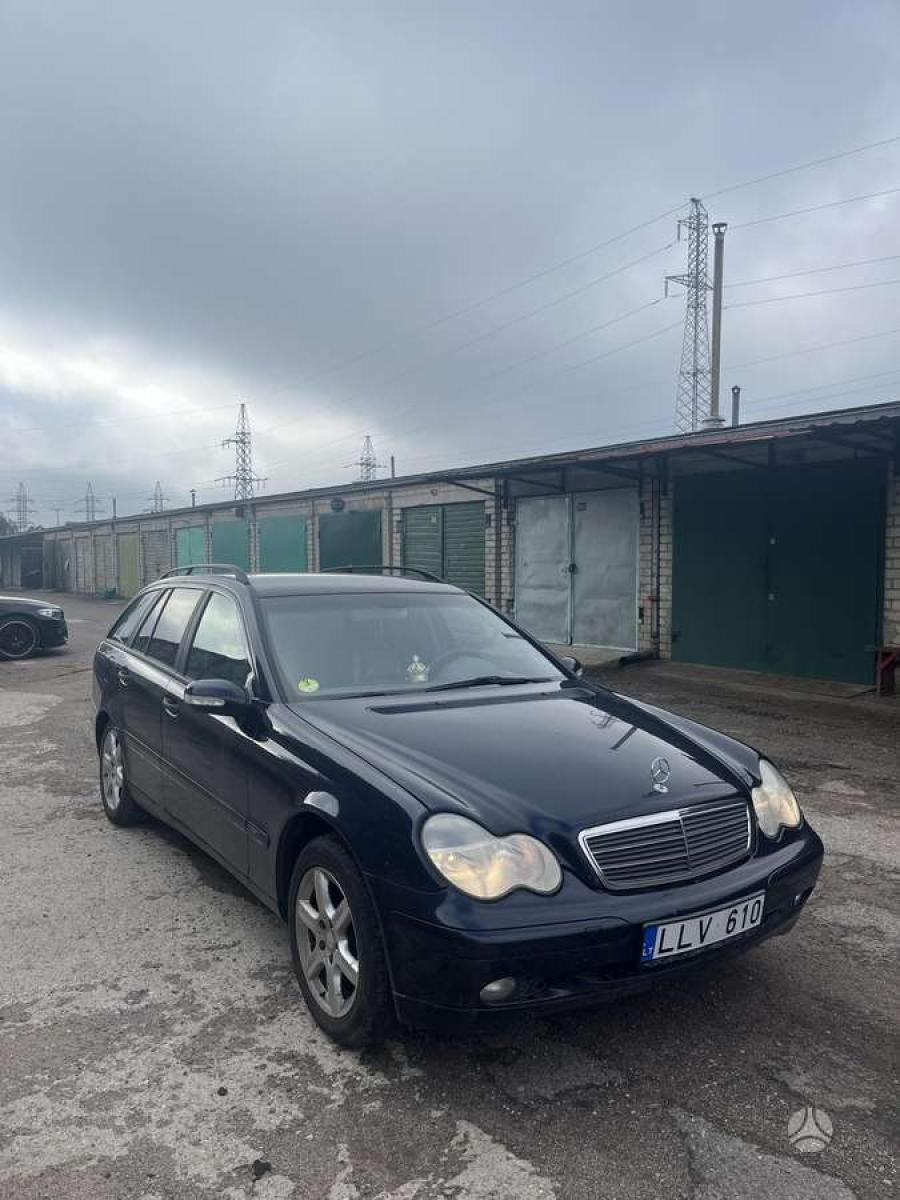 Zils Mercedes-Benz C 200 2001 Kauņa, ar dzinēja tilpumu 2.15 L un nobraukumu 321 tūkst. km par 2000 €, foto 3 vietnē AUTOMOTO.COM.LV