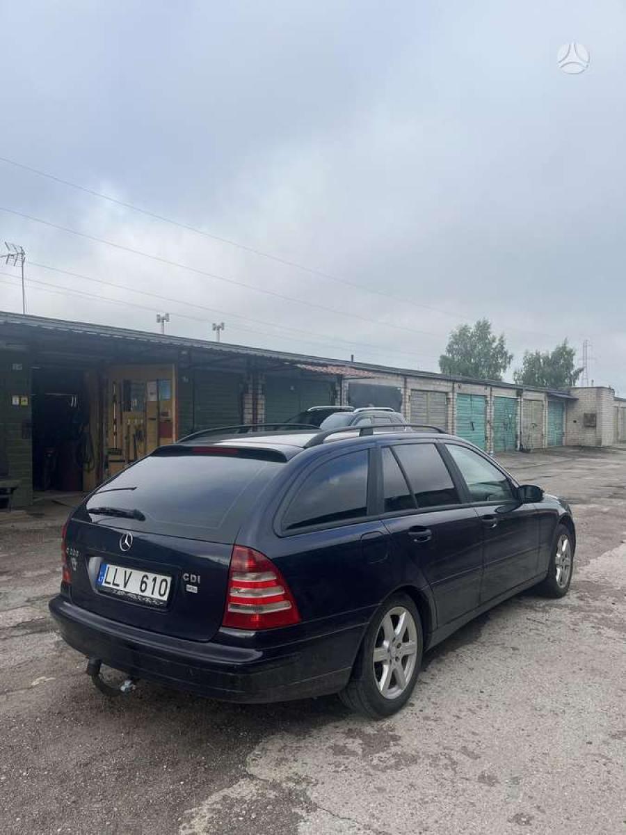Zils Mercedes-Benz C 200 2001 Kauņa, ar dzinēja tilpumu 2.15 L un nobraukumu 321 tūkst. km par 2000 €, foto 4 vietnē AUTOMOTO.COM.LV