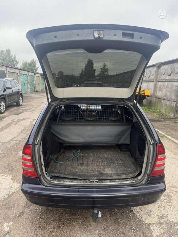 Zils Mercedes-Benz C 200 2001 Kauņa, ar dzinēja tilpumu 2.15 L un nobraukumu 321 tūkst. km par 2000 €, foto 6 vietnē AUTOMOTO.COM.LV