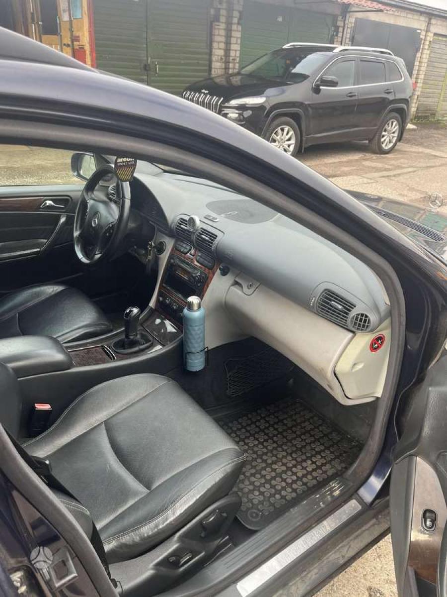 Zils Mercedes-Benz C 200 2001 Kauņa, ar dzinēja tilpumu 2.15 L un nobraukumu 321 tūkst. km par 2000 €, foto 8 vietnē AUTOMOTO.COM.LV