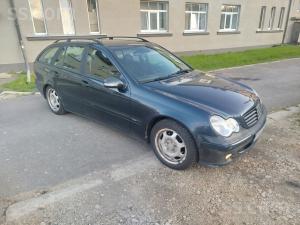 Синий Мерседес Ц 200 2004 в Рига, объемом двигателя 2.10 л и пробегом 326 тыс. км за 1700 €, фото 1 на AUTOMOTO.COM.LV