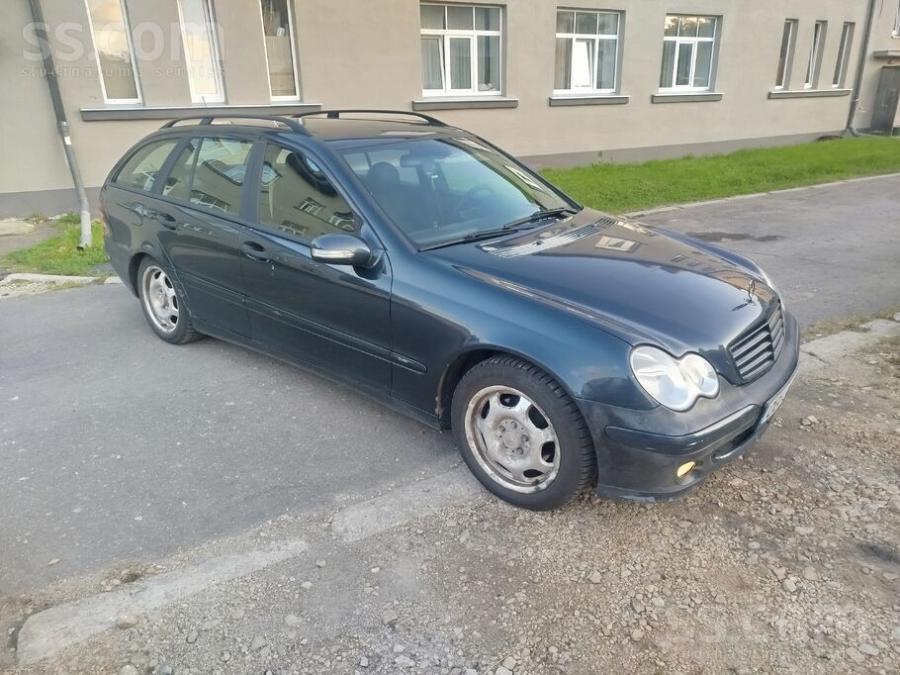 Синий Мерседес Ц 200 2004 в Рига, объемом двигателя 2.10 л и пробегом 326 тыс. км за 1700 €, фото 1 на AUTOMOTO.COM.LV
